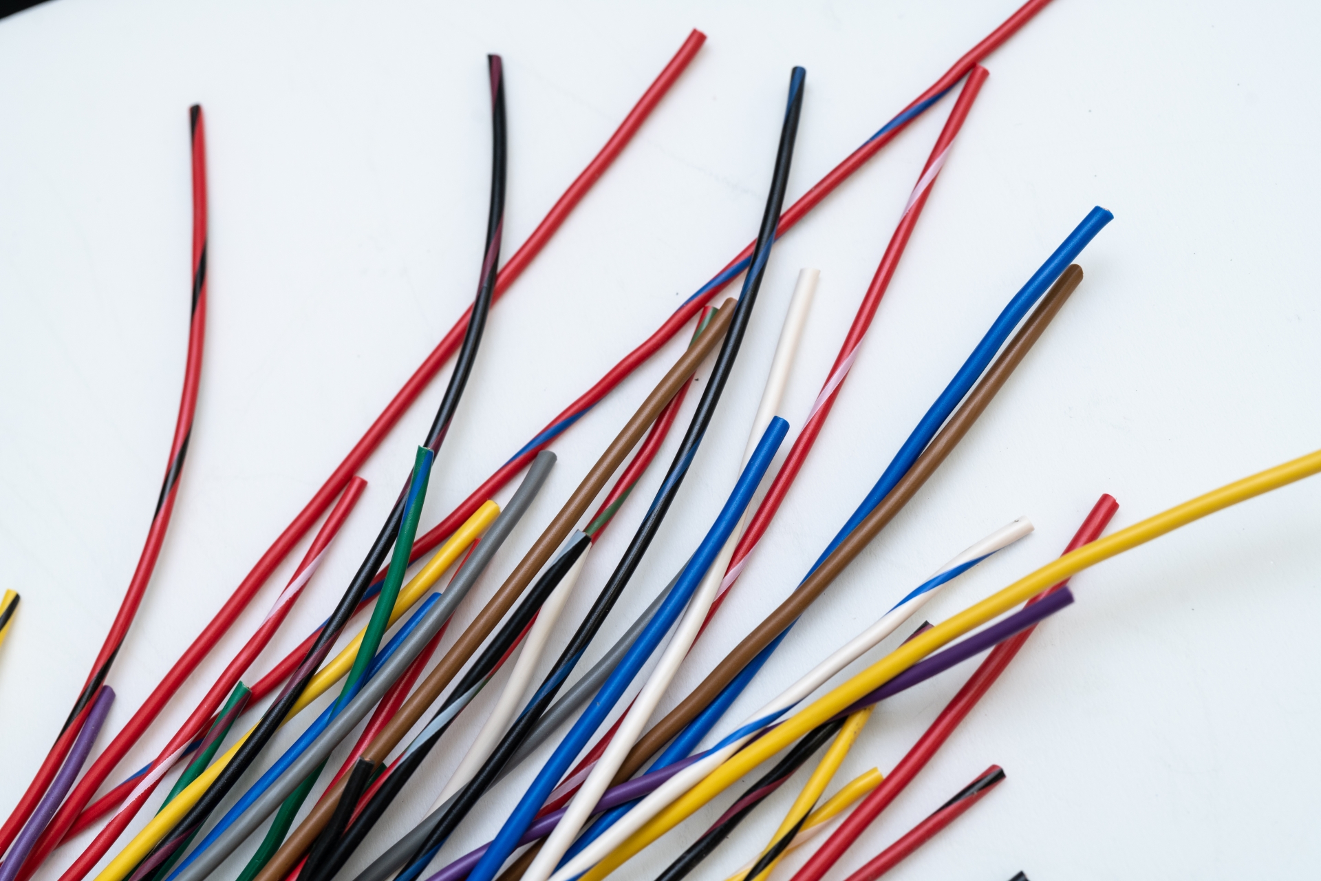 弱電配線（CPEVケーブル）の特徴と使用場面 - 神奈川県の電気工事なら藤沢市のシルバ電設株式会社